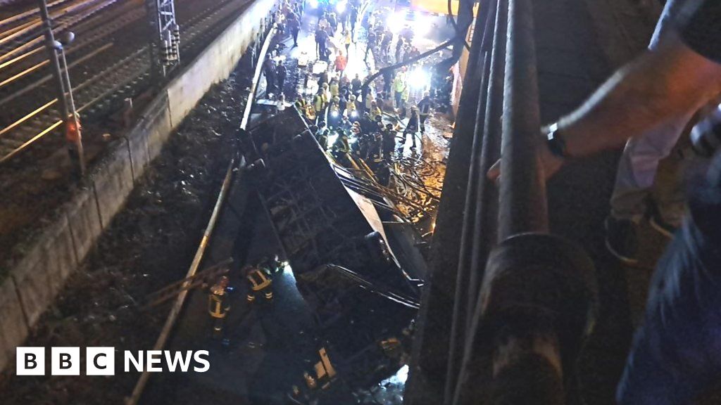 Venice crash: Video shows flyover barrier bus crashed through - BBC News