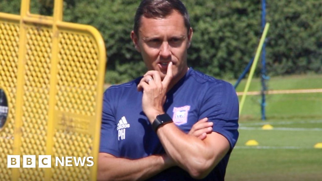 Paul Hurst leads first Ipswich Town training session - BBC News