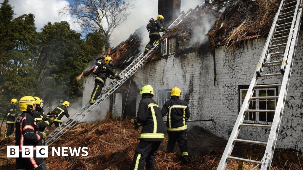 Nutley thatched cottage wrecked by fire - BBC News