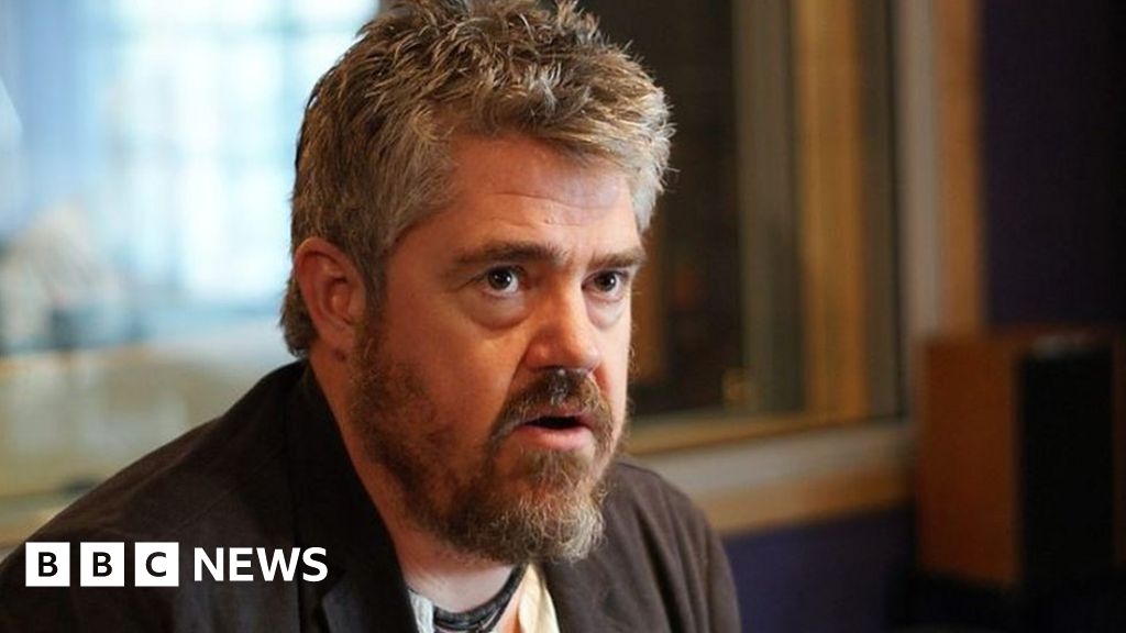 Comedian Phill Jupitus admits hit-and-run in Fife - BBC News