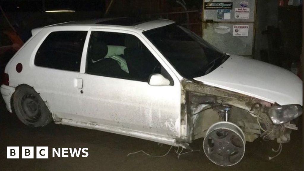 Police in Pembrokeshire stop car driven without tyre - BBC News