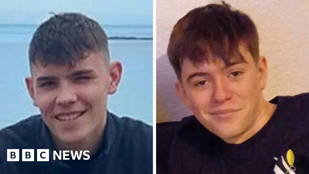 Teenagers who died in Stirling road crash are named - BBC News