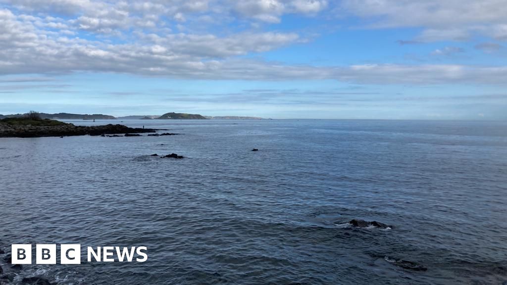 Guernsey issues hot weather advice reminder - BBC News
