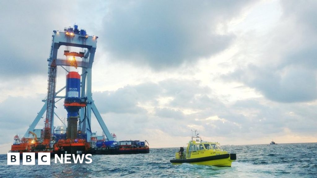 New quieter hammer for offshore wind farms tested - BBC News