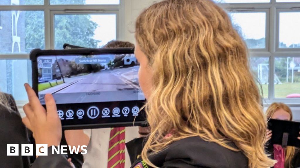 Bournemouth students trial VR tech to learn to cycle on roads - BBC News