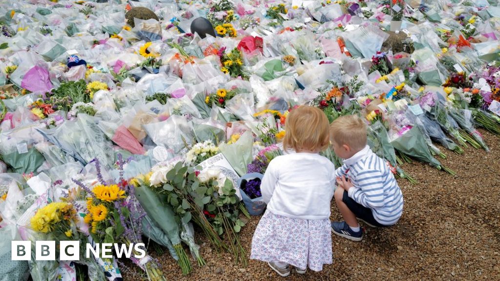 Thousands of tributes to the Queen left at Sandringham Estate - BBC News