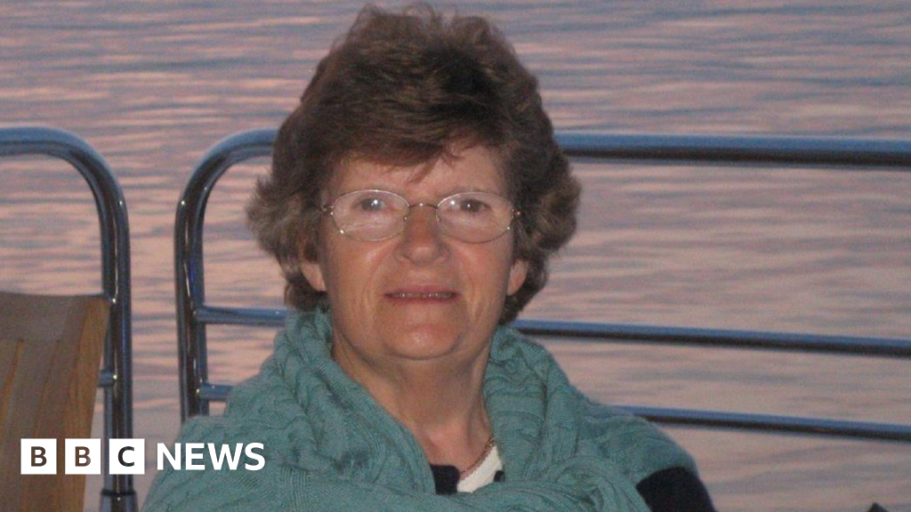 Brecon: Mum killer failed by mental health team say family - BBC News