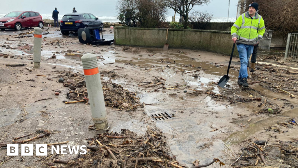'Risk to life' warning as flooding closes Stonehaven seafront - BBC News