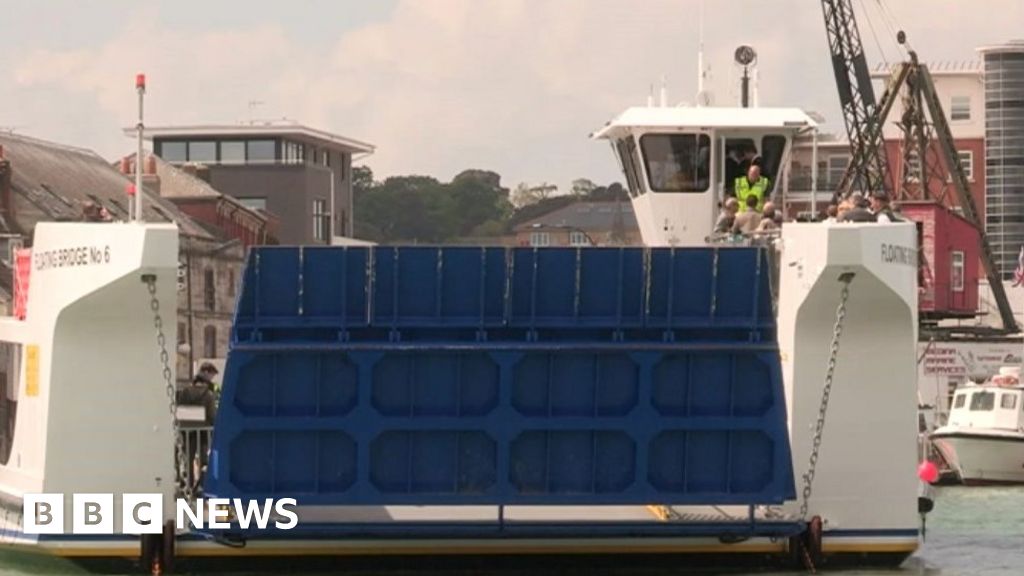 Cowes 'floating bridge': MCA clears chain ferry for use
