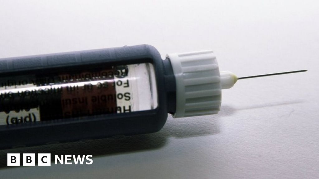 Mansfield: Police officer stabbed with insulin pen - BBC News