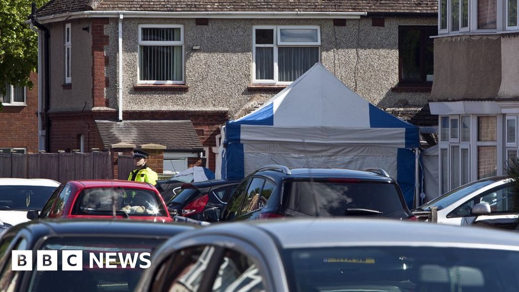 Luton murder inquiry after woman's death in Overstone Road - BBC News