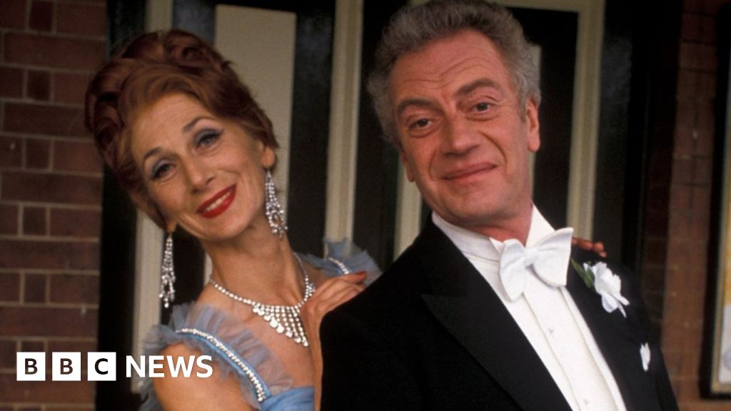 Hi-de-Hi! actor Barry Howard dies at 78 - BBC News
