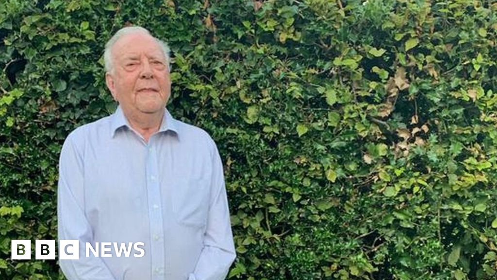 Heart transplant patient 'feels lucky' 30 years after operation - BBC News