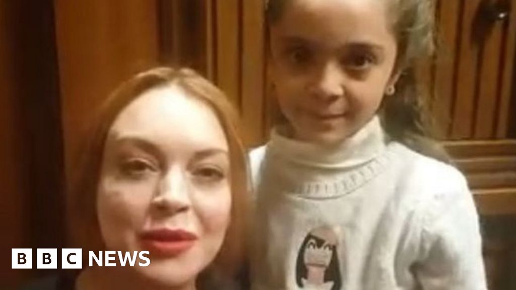 Aleppo's tweeting girl Bana Alabed meets Lindsay Lohan - BBC News