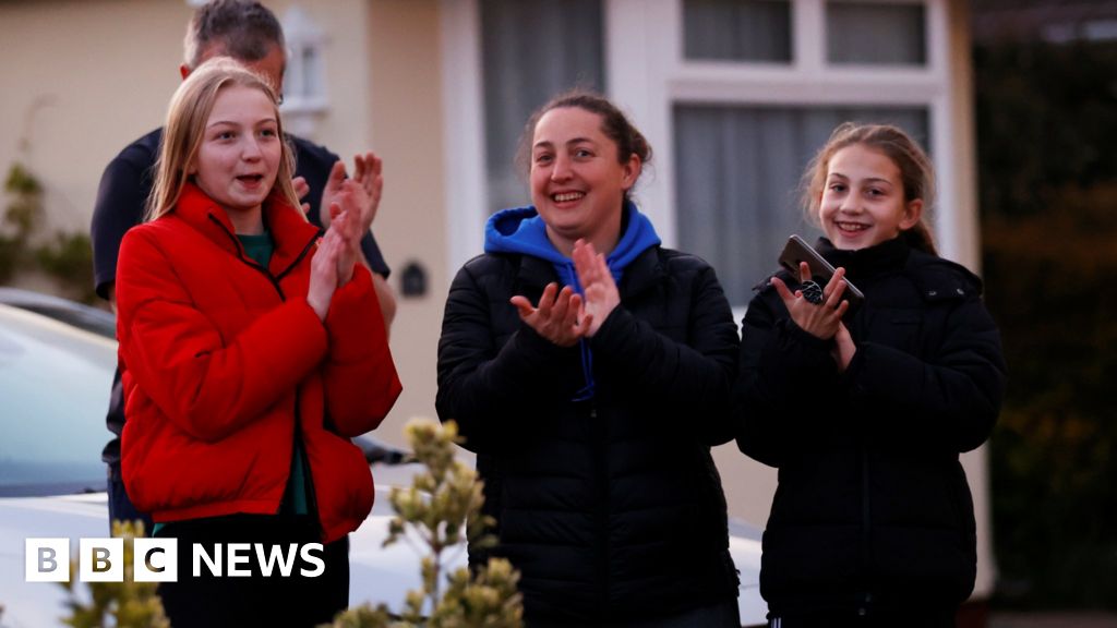 Clap for Carers: UK applauds the NHS and other key workers - BBC News
