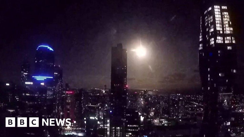 Meteor lights up Melbourne skies - BBC News