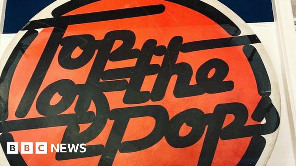 Top of the Pops sign loaned to Stroud music venue - BBC News