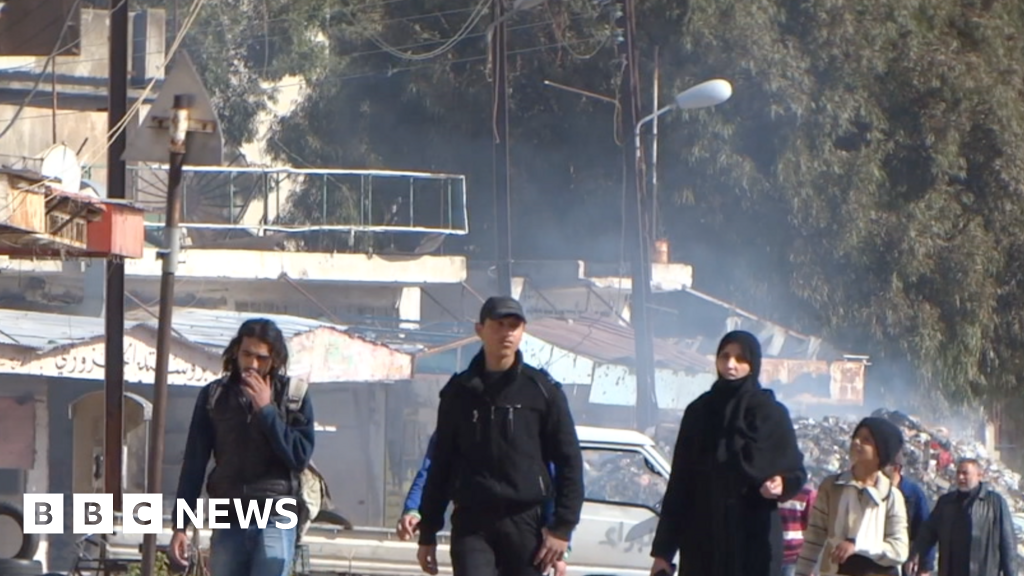 Syria conflict: Life in besieged Homs district - BBC News