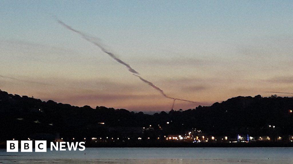 Devon meteor: Search after fireball mistaken for plane - BBC News