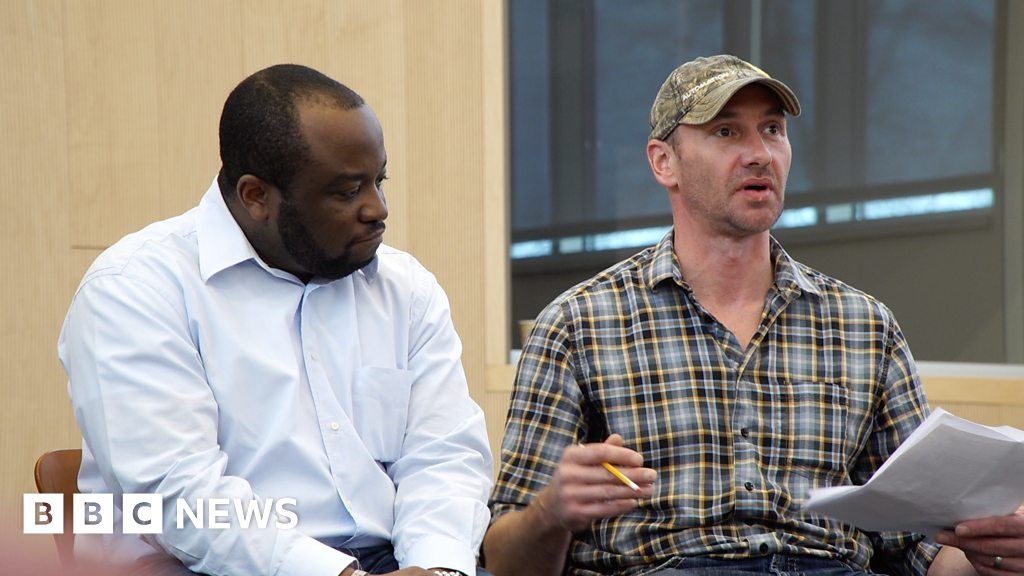 Can swapping stories heal divided America? - BBC News