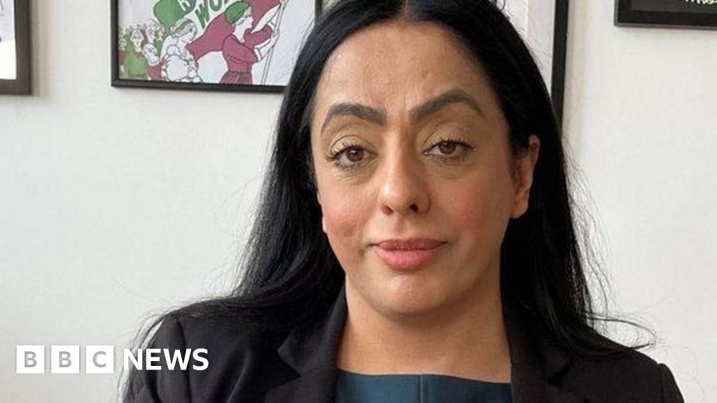 Labour narrowly retain control of Oldham Council - BBC News