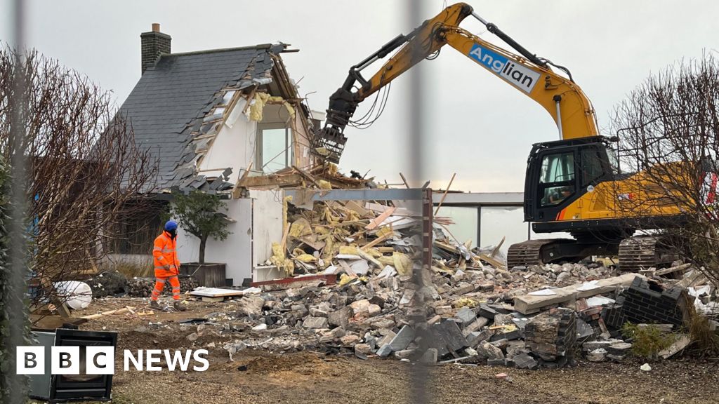 'Extremely fast' erosion of Thorpeness prompts meeting