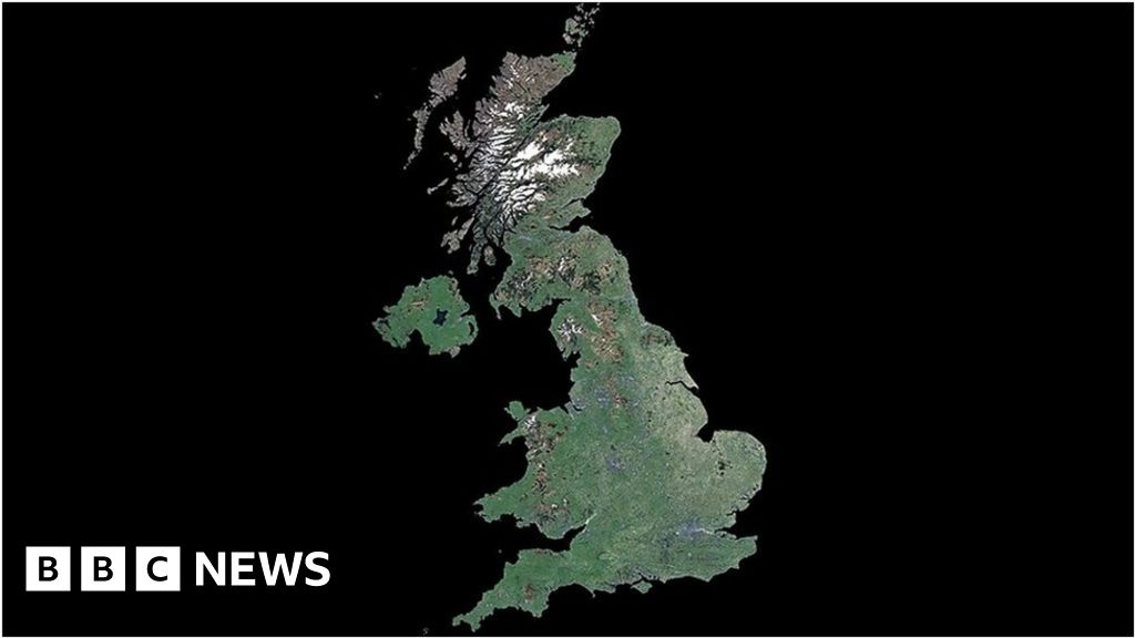 Watch the UK's land surface change over a year - BBC News