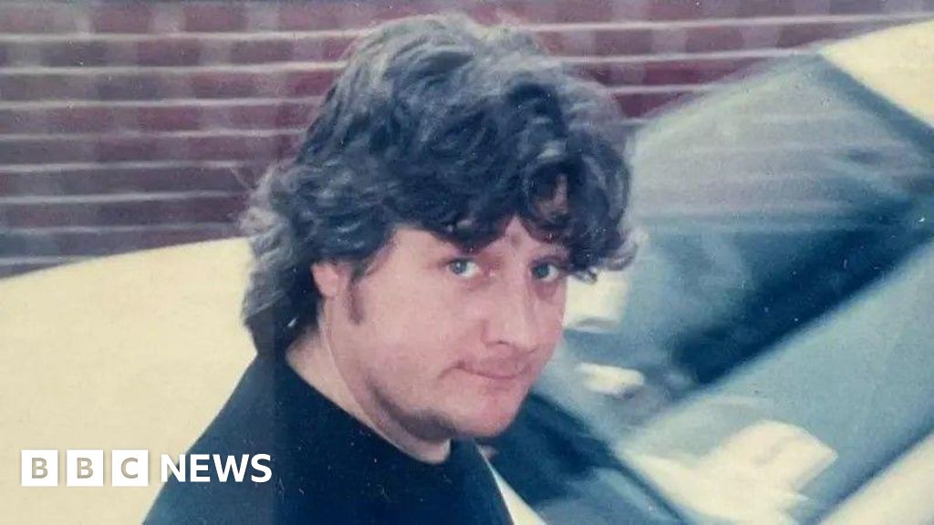 West Sussex: Second man charged with murder over pub death - BBC News