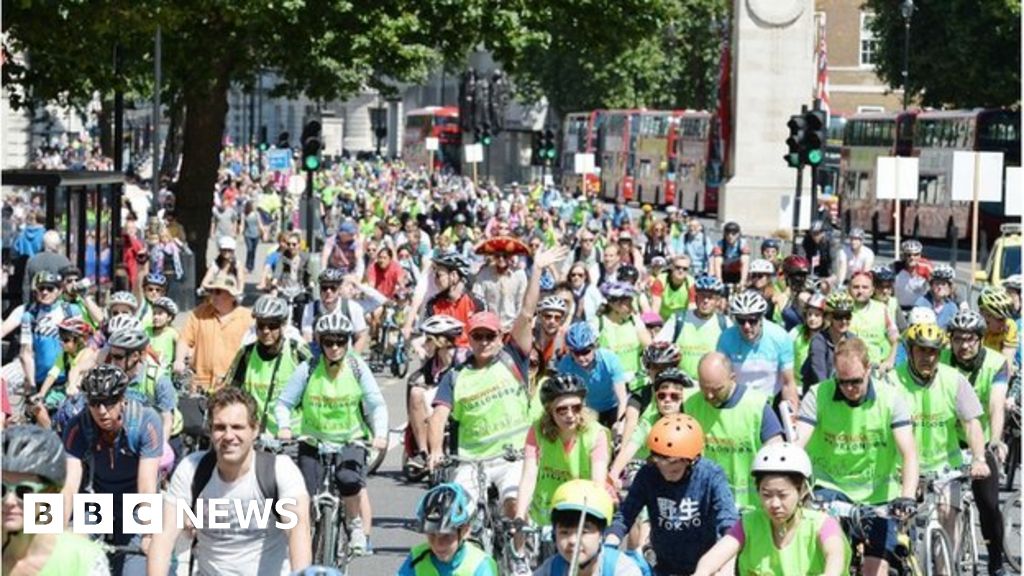 Thousands take part in RideLondon festival - BBC News