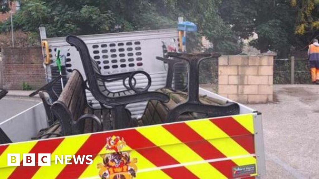 Trowbridge benches removed due to anti-social behaviour - BBC News