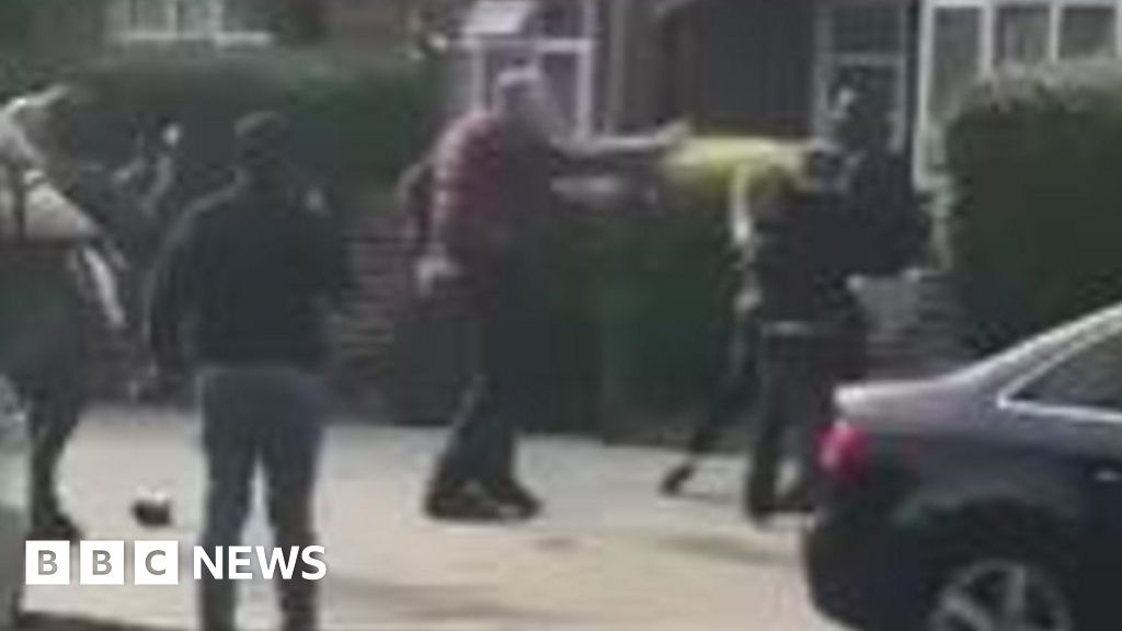 Newham police escape: Cheering onlookers condemned - BBC News