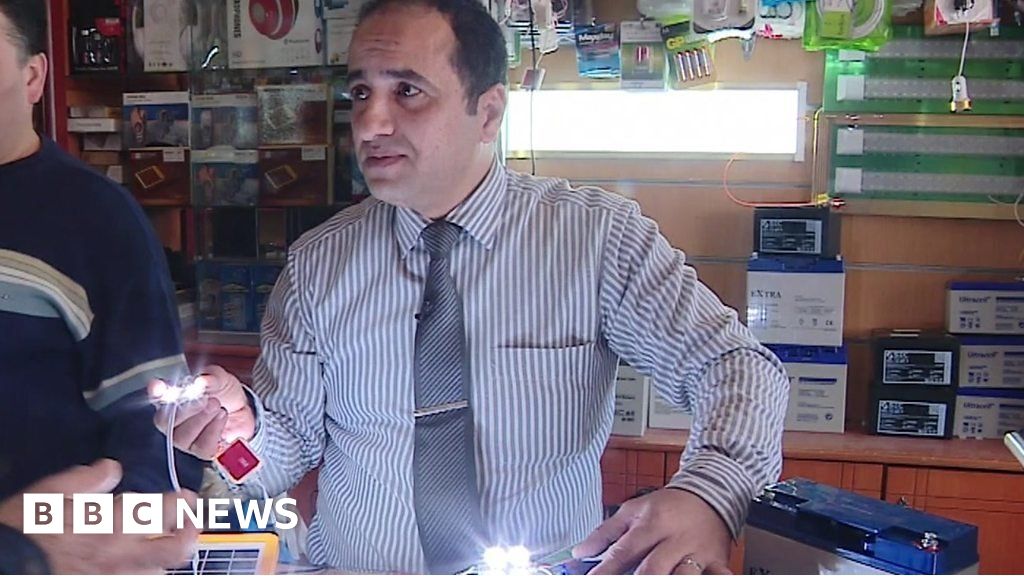 Gaza power cuts: Man shares his tricks - BBC News