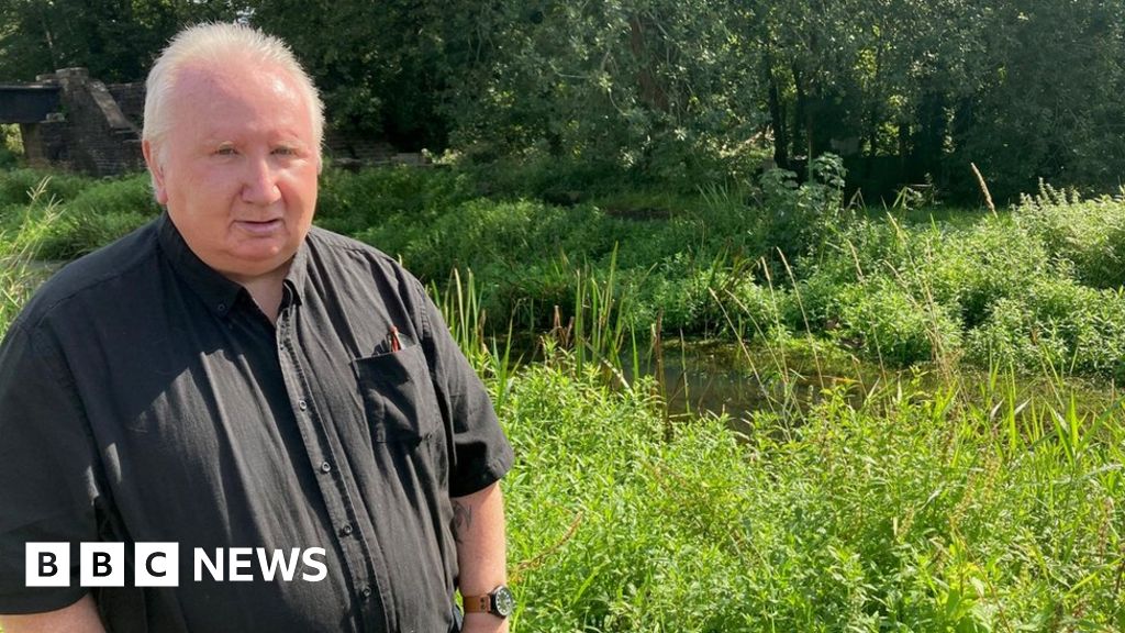 Swansea: Rugby fan feared he would die after slipping into canal - BBC News