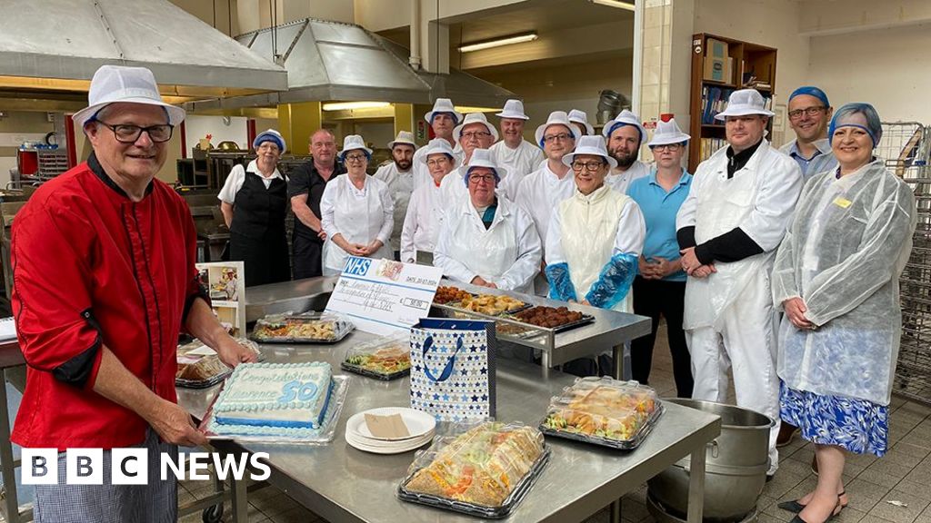 Lincoln chef marks 50 years of working in hospital kitchens - BBC News