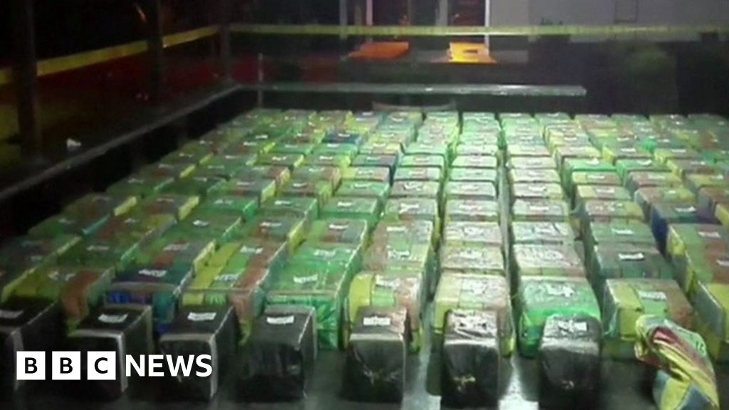 Police discover secret drugs lab in Colombian jungle - BBC News