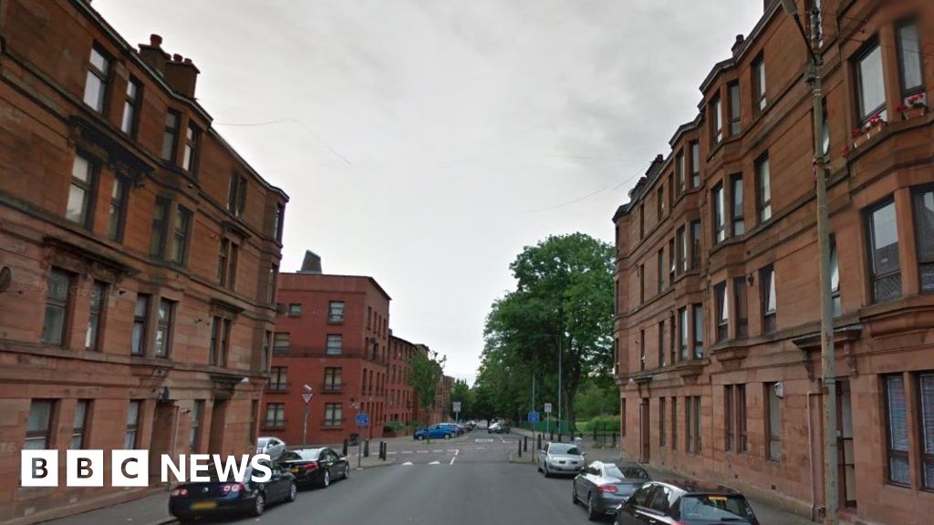 Dog walker injured in violent attack in Glasgow - BBC News