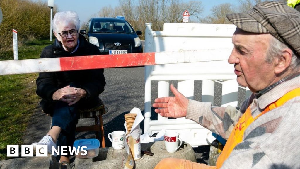 Coronavirus: Love knows no borders for elderly couple - BBC News