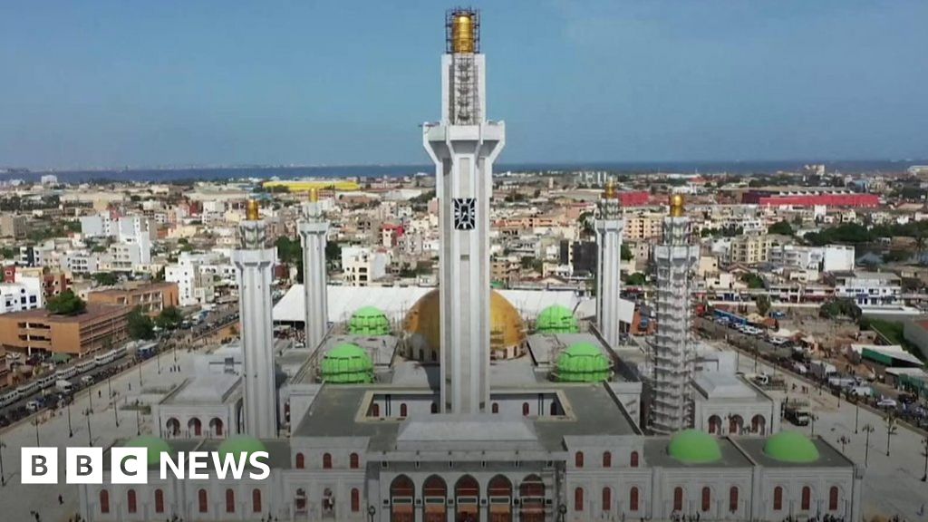 Dakar's Massalikul Jinaan mosque: The 'biggest in West Africa' - BBC News