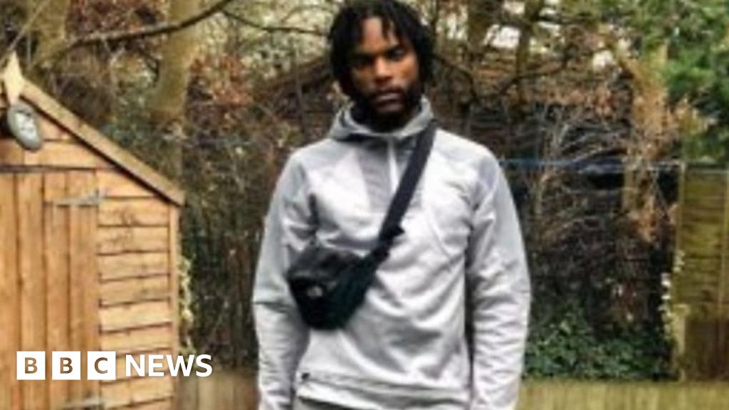 One man knife amnesty: Faron Paul swaps knives for vouchers - BBC News