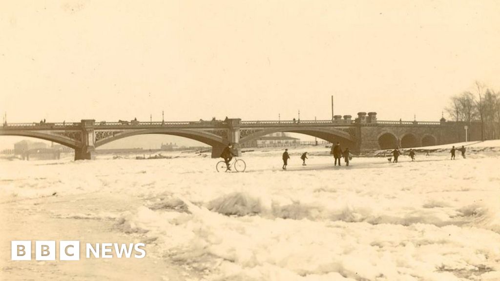 Weather exhibition shows when the River Trent froze over - BBC News