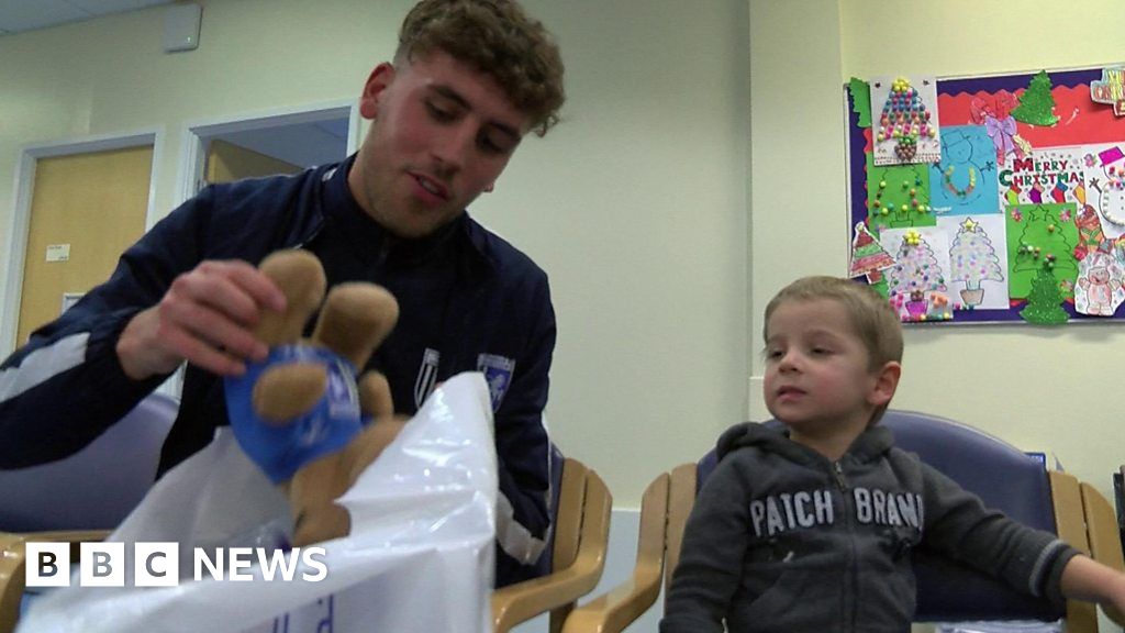 Gillingham football players visit sick children - BBC News