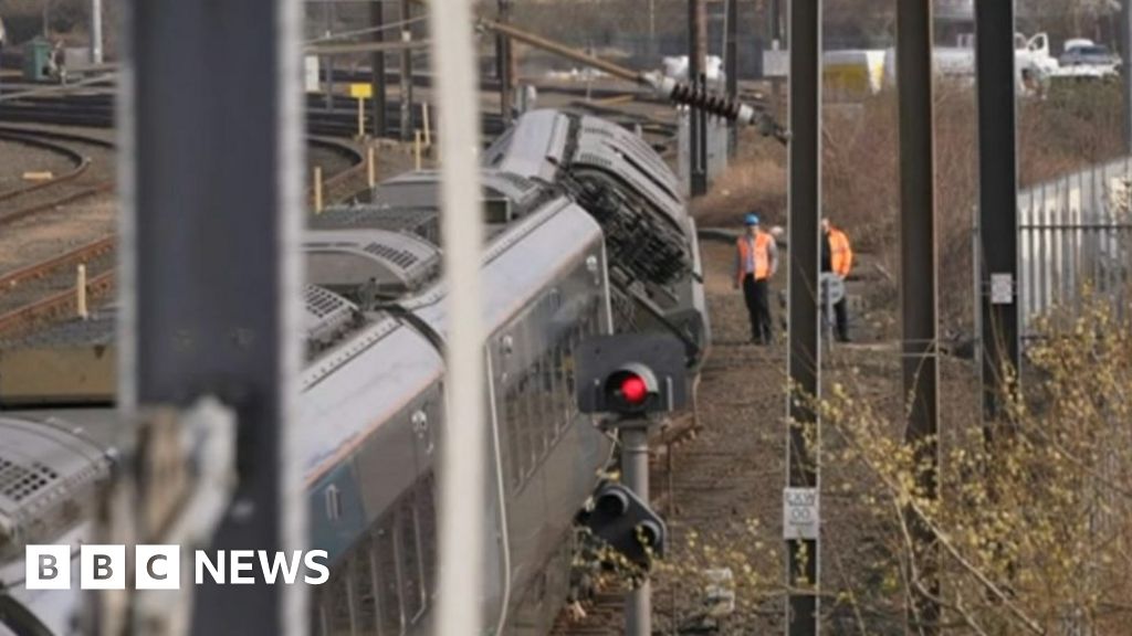 Newcastle train derailment causes rush-hour disruption - BBC News