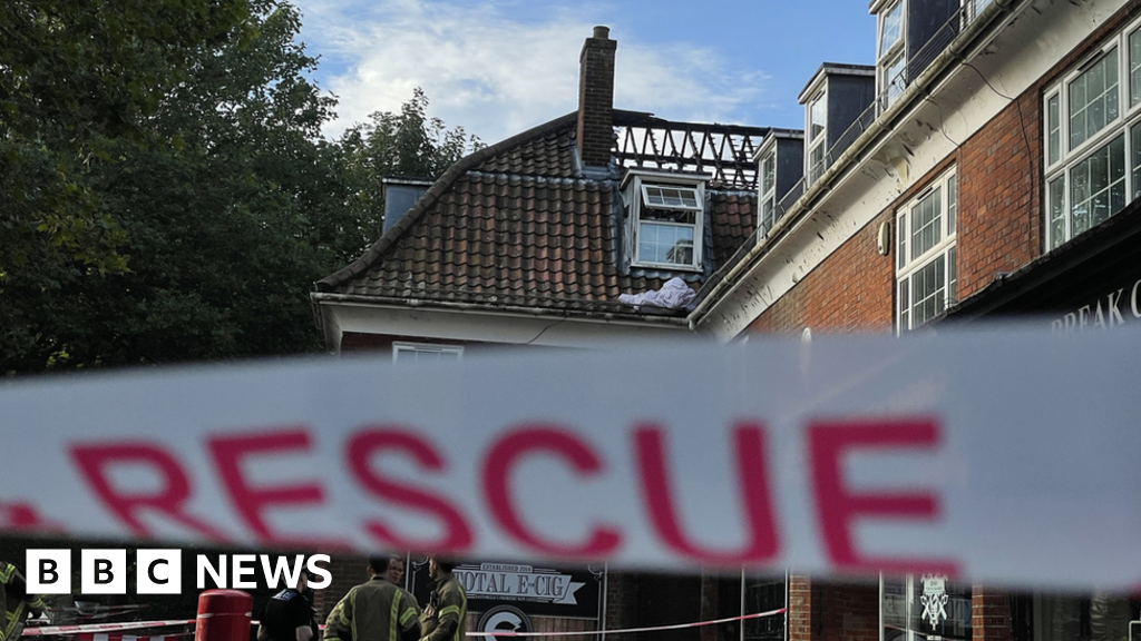 Norwich: Fire sweeps through two flats above shops - BBC News