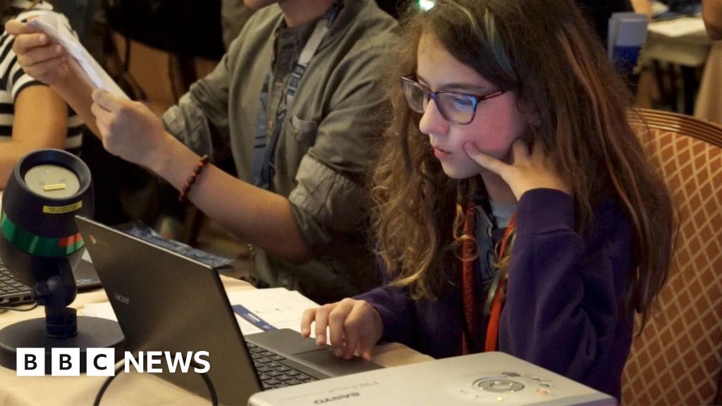 Hacking the US mid-terms? It's child's play - BBC News
