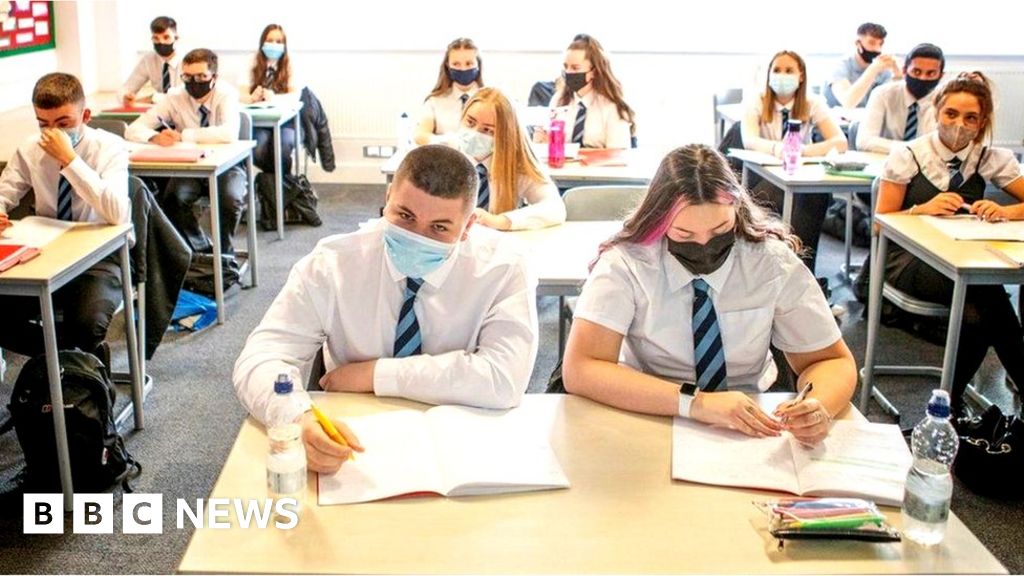 Covid in Scotland: When do school pupils have to self-isolate? - BBC News