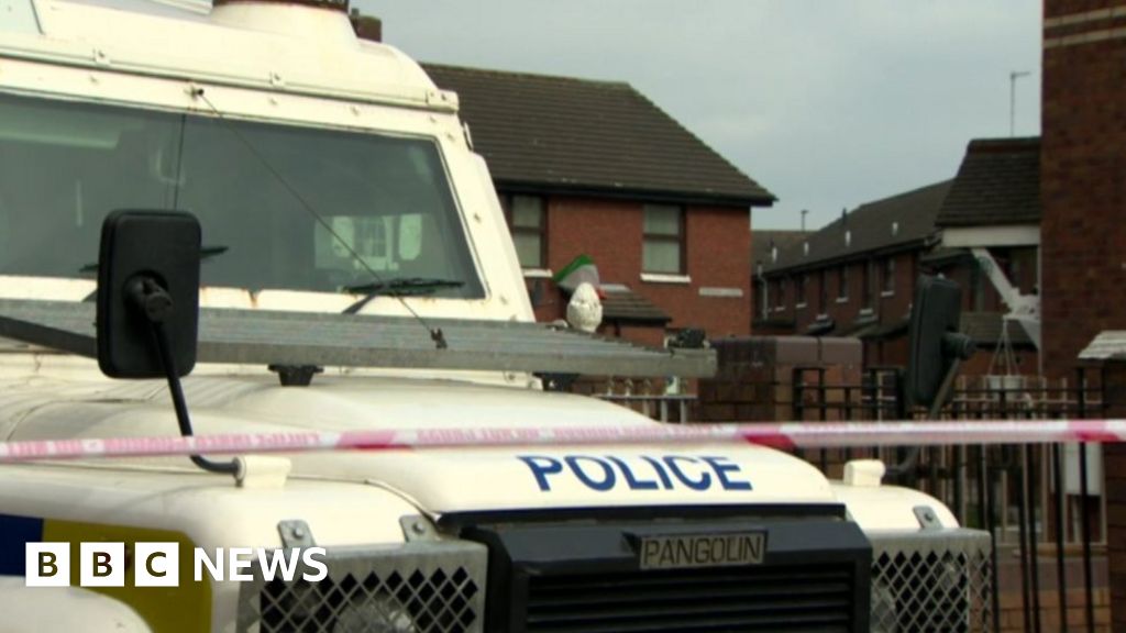 North Belfast attack: Pipe bomb explodes outside house - BBC News
