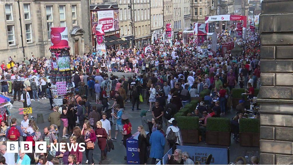 Record year for Edinburgh International and Fringe festivals - BBC News