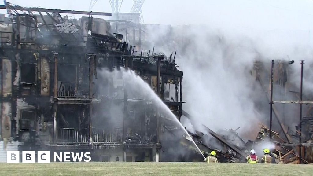Worcester Park fire: Four-storey block of flats destroyed - BBC News