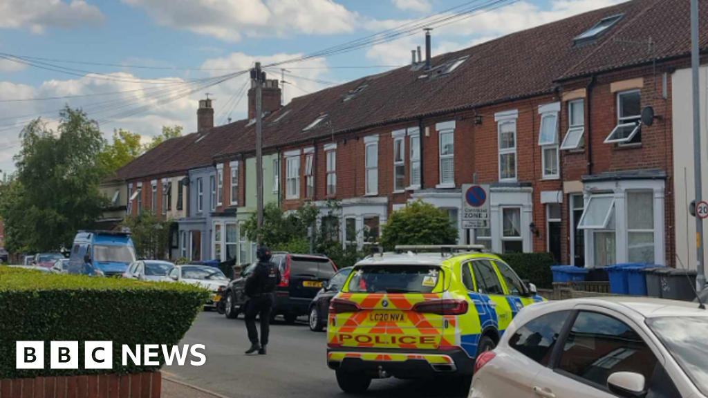 Man arrested after Norwich stores robbed at knifepoint - BBC News