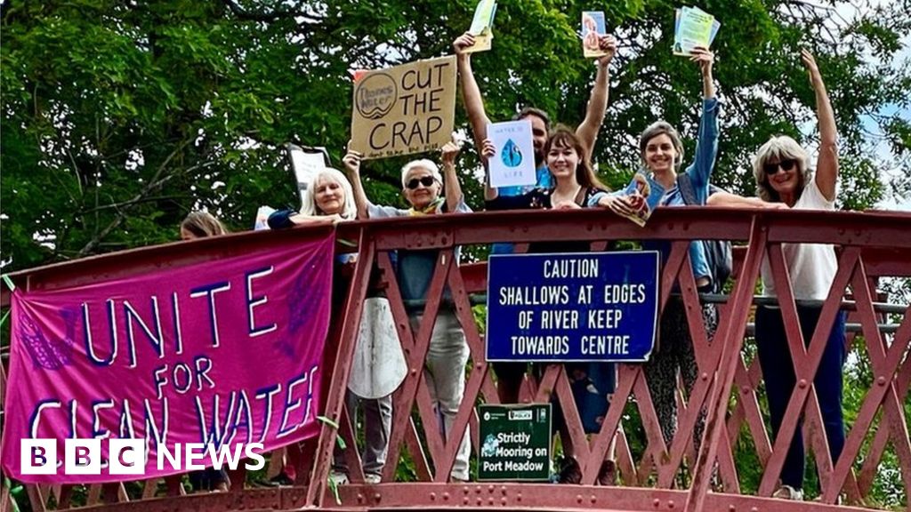 Oxford: Protest held over River Thames sewage discharges - BBC News